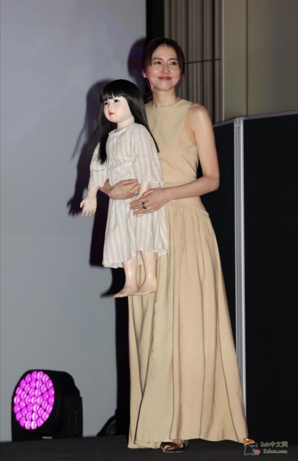 2ch：37岁的长泽雅美抱着一个小孩 日本网民：这种疲惫的熟女最h - 2ch中文网