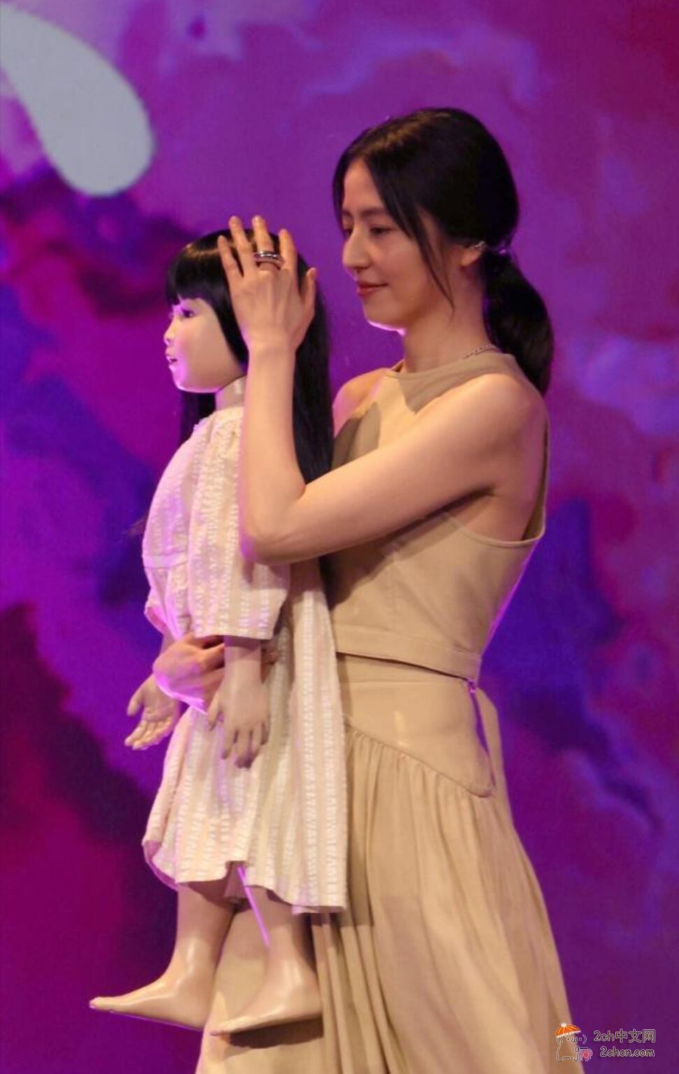 2ch：37岁的长泽雅美抱着一个小孩 日本网民：这种疲惫的熟女最h - 2ch中文网